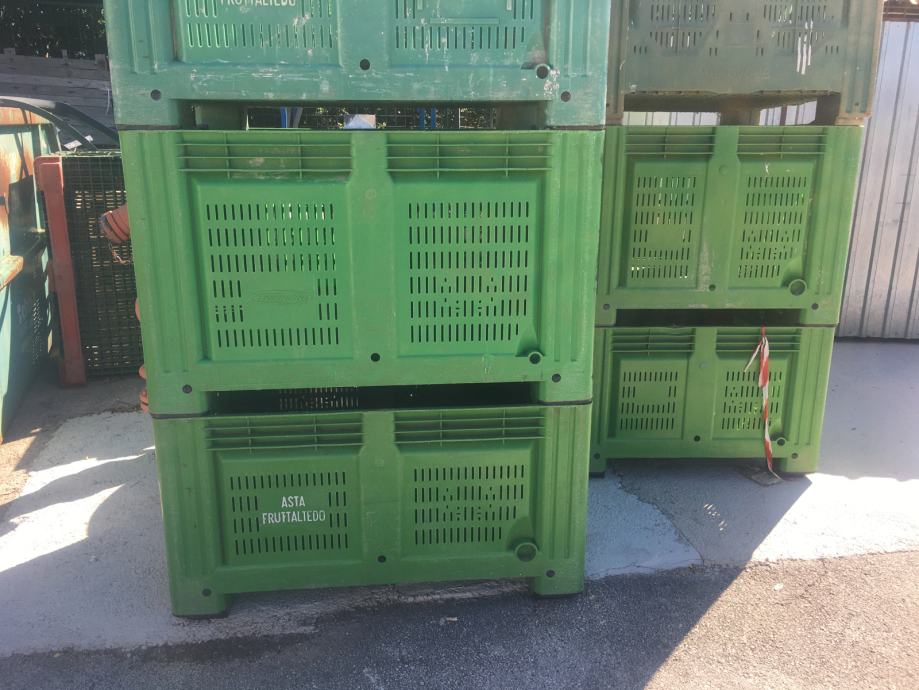 Plastični PVC kontejneri za skladištenje voća i povrća - rabljeni