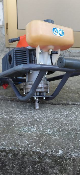 Motorni bušač rupa u zemlji