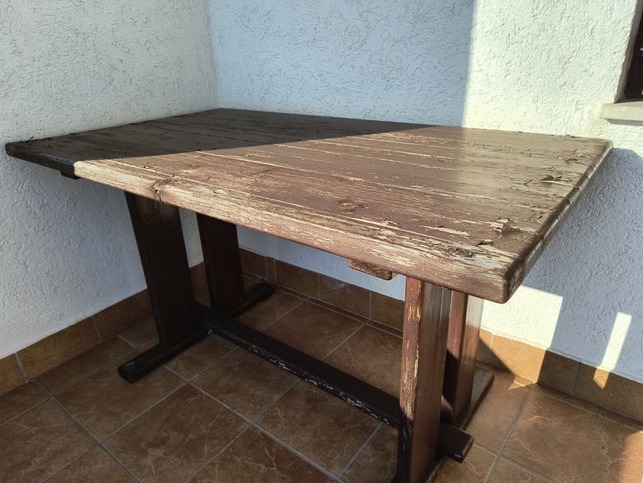 Drveni stol s dvije klupe