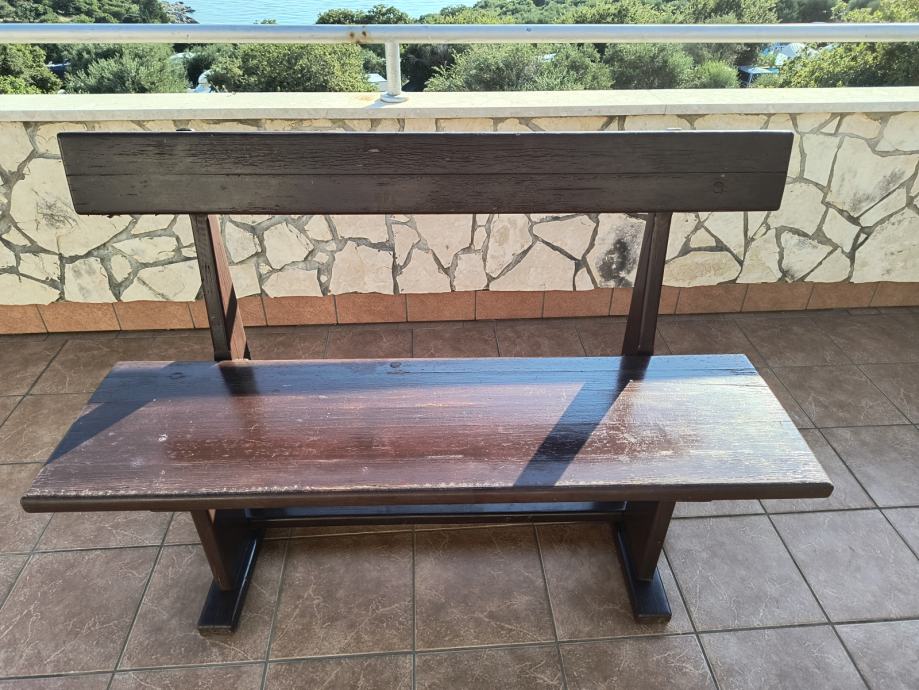 Drveni stol s dvije klupe