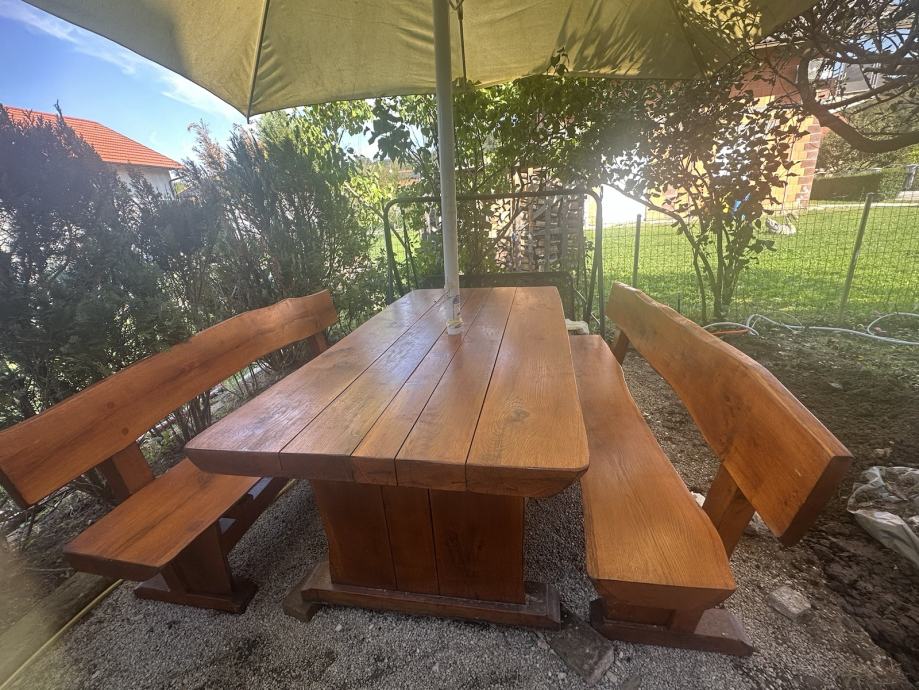 Drveni stol i klupe sa suncobranom - Hrastovi stol sa klupama