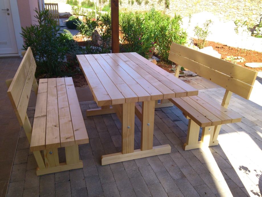 DRVENI STOLOVI I KLUPE-VRTNE GARNITURE