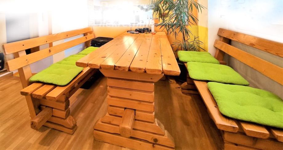 Masivni drveni stol i dvije klupe