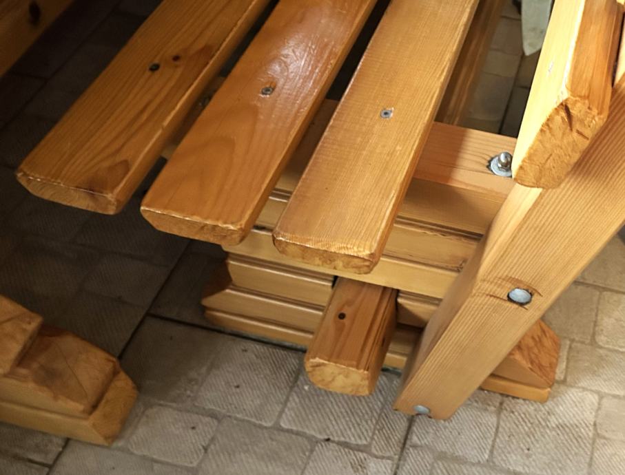 Masivni drveni stol i dvije klupe