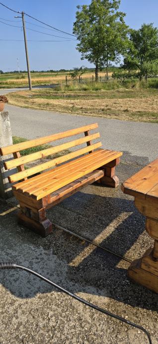 MASIVNI DRVENI STOL I DVIJE KLUPE