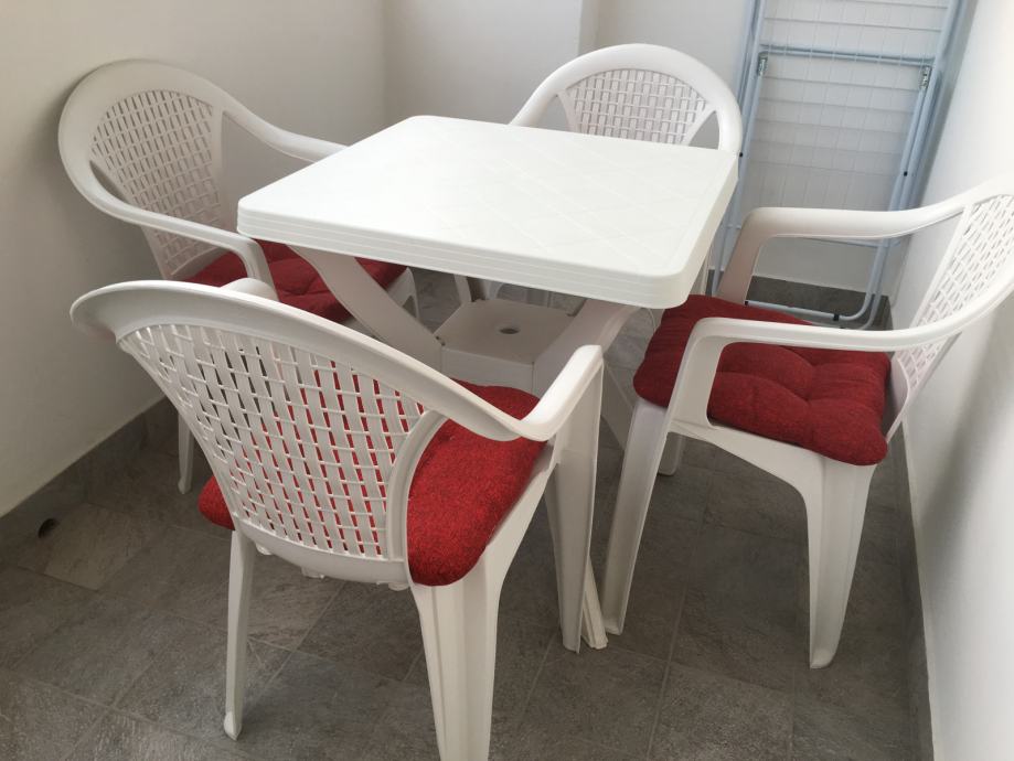 Plasticni sto i stolice