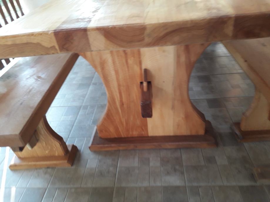 Prodaje se masivni drveni stol i klupe (garnitura)