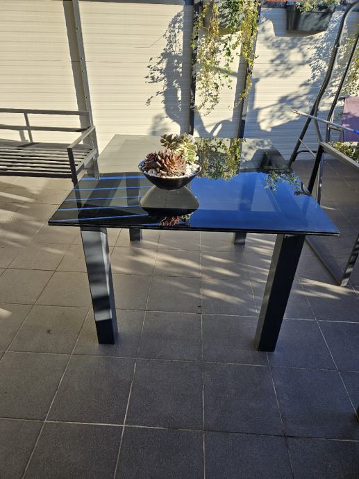 Rucno raden stol s kvalitetnim teskim crnim staklom!