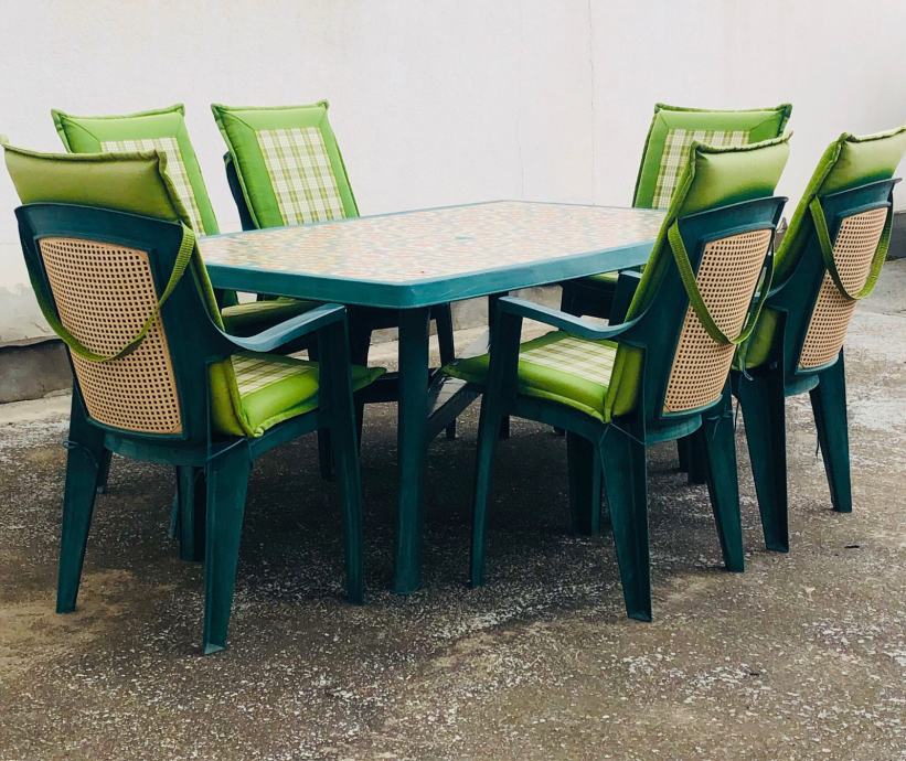 Stol i stolice za vrtnu terasu zelena boja