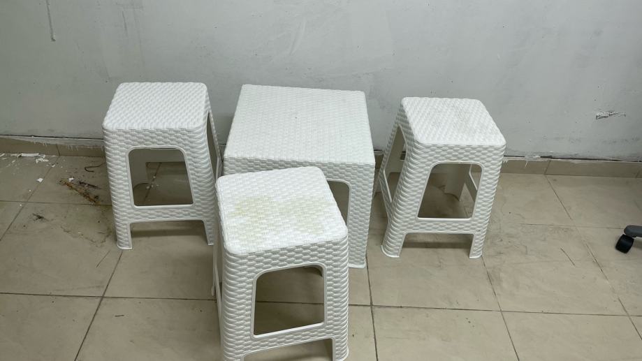 Stolic i 4 male stolice HITNO