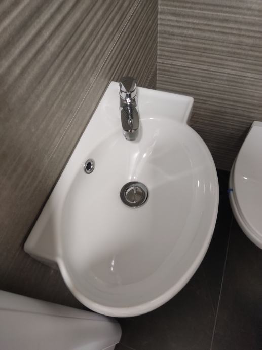 Mini umivaonik sa pripadajucim ormaricem