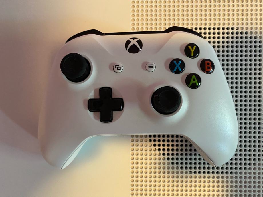 Xbox One S 1TB + 2 joysticka + Forza Horizon 4 + COD WWII