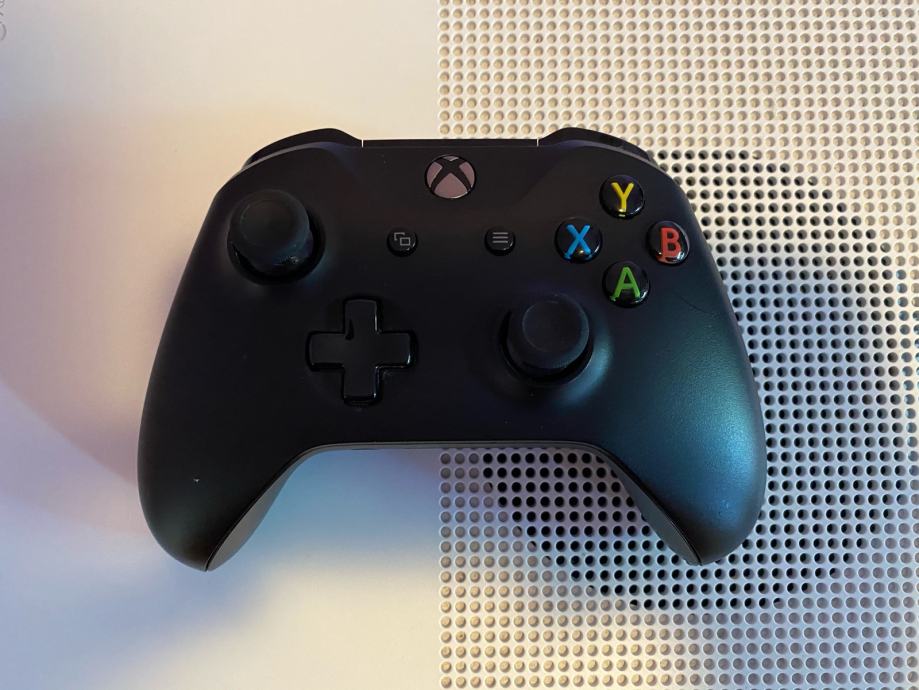 Xbox One S 1TB + 2 joysticka + Forza Horizon 4 + COD WWII