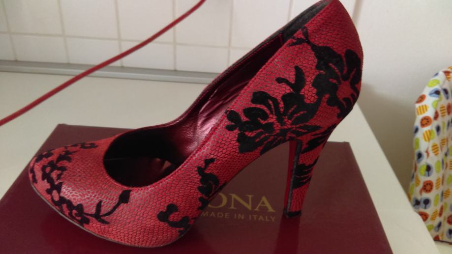 Vrlo atraktivne i jedinstvene crvene salonke - KAO NOVE