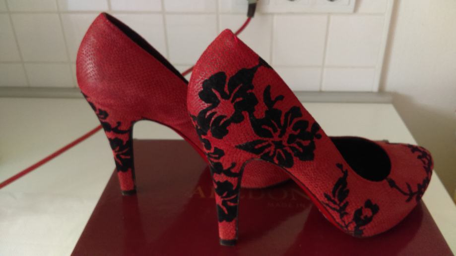 Vrlo atraktivne i jedinstvene crvene salonke - KAO NOVE