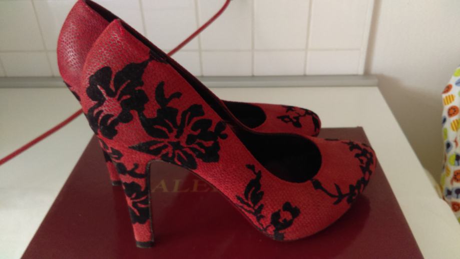 Vrlo atraktivne i jedinstvene crvene salonke - KAO NOVE