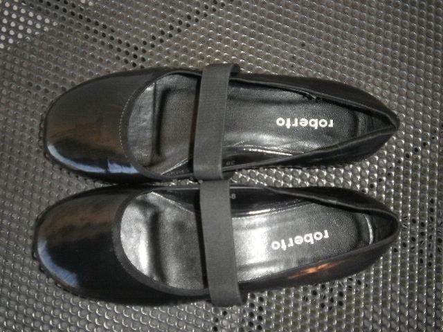 NOVE CRNE RAVNE CIPELE ROBERTO BR . 38