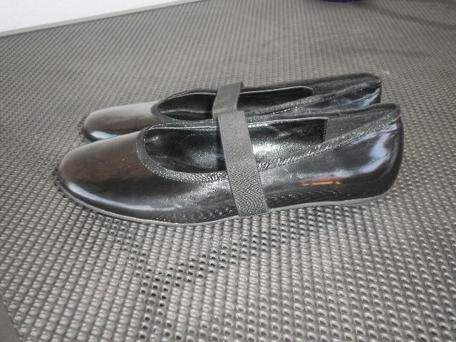 NOVE CRNE RAVNE CIPELE ROBERTO BR . 38