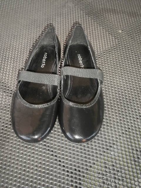 NOVE CRNE RAVNE CIPELE ROBERTO BR . 38