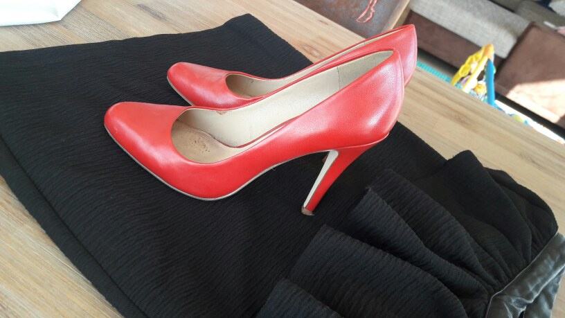 Crvene kozne salonke