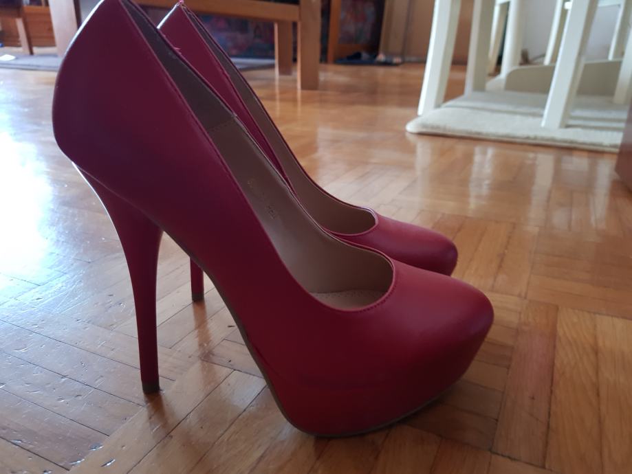 Prodaja polovne ali skoro nove cipele