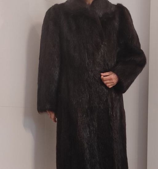 Tamnosmeđi i crni nerc. Dvije bunde od nerca.