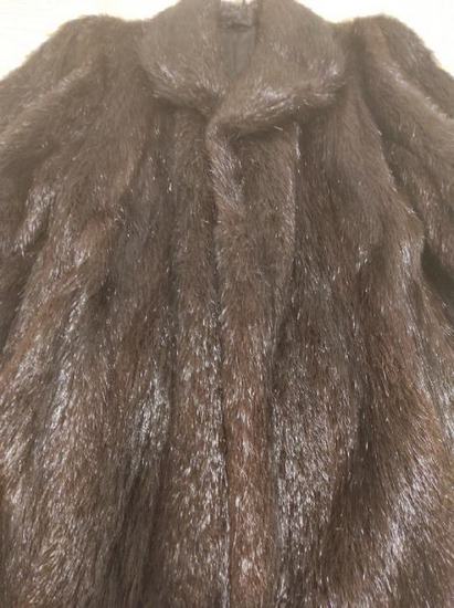 Tamnosmeđi i crni nerc. Dvije bunde od nerca.