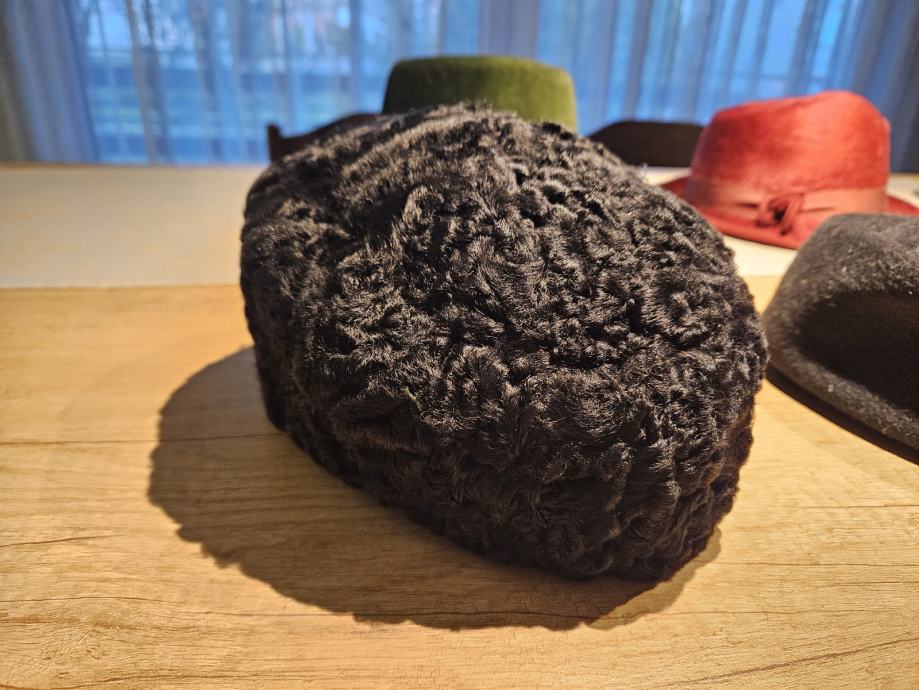 Klasični ženski šeširi i šubare