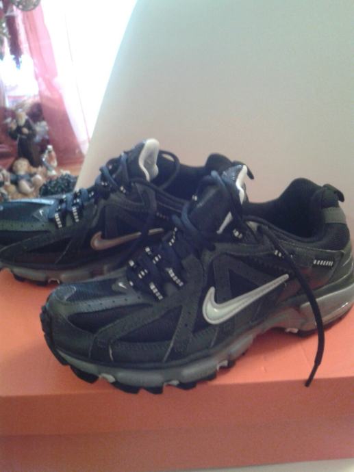 NIKE tenisice Z 39/40 i Timberland gojzerice poklanjam