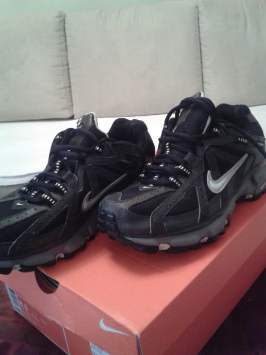 NIKE tenisice Z 39/40 i Timberland gojzerice poklanjam