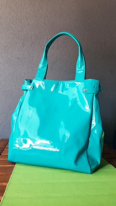 Benetton smaragdno zelena lakirana torba kao nova