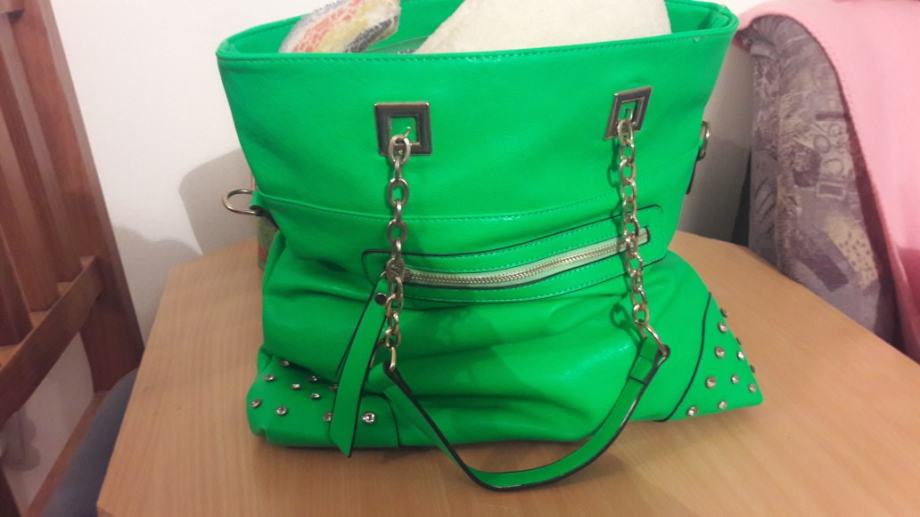 Fenomenalna zelena torba sa cirikonima