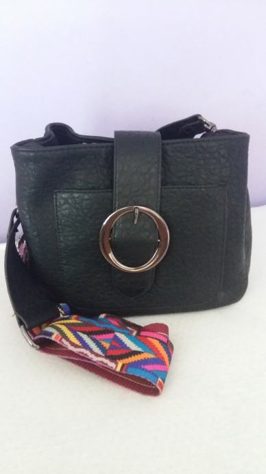 NOVA MODERNA TORBICA, RAVNO IZ TRGOVINE