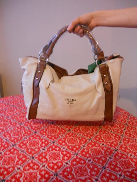 Prada torbica- sa malom greškom