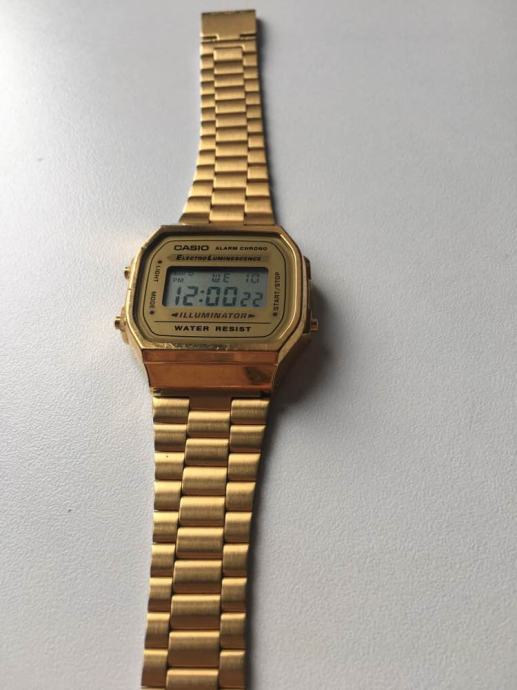 Casio ženski sat zlatne boje.