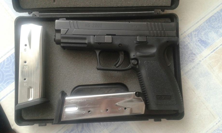 Prodajem pištolj HS 2000
