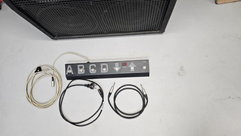 Hughes and Kettner switchblade 100 i zvucnik Laney 4x12