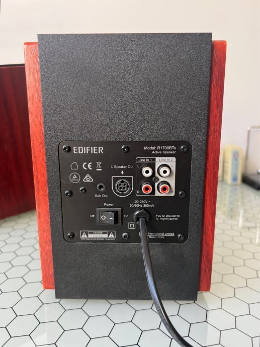 Edifier R1700BTs