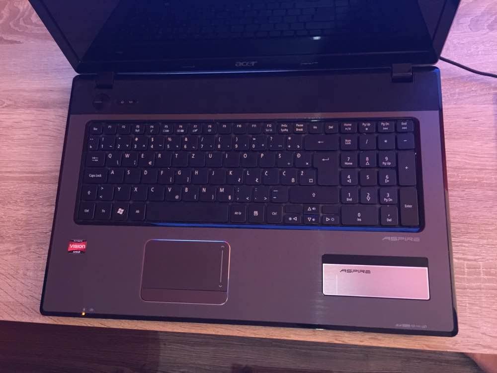 Acer Aspire 7551,AMD Phenom Quad-core N950,4GB RAM,LED 17.3 500GB HDD