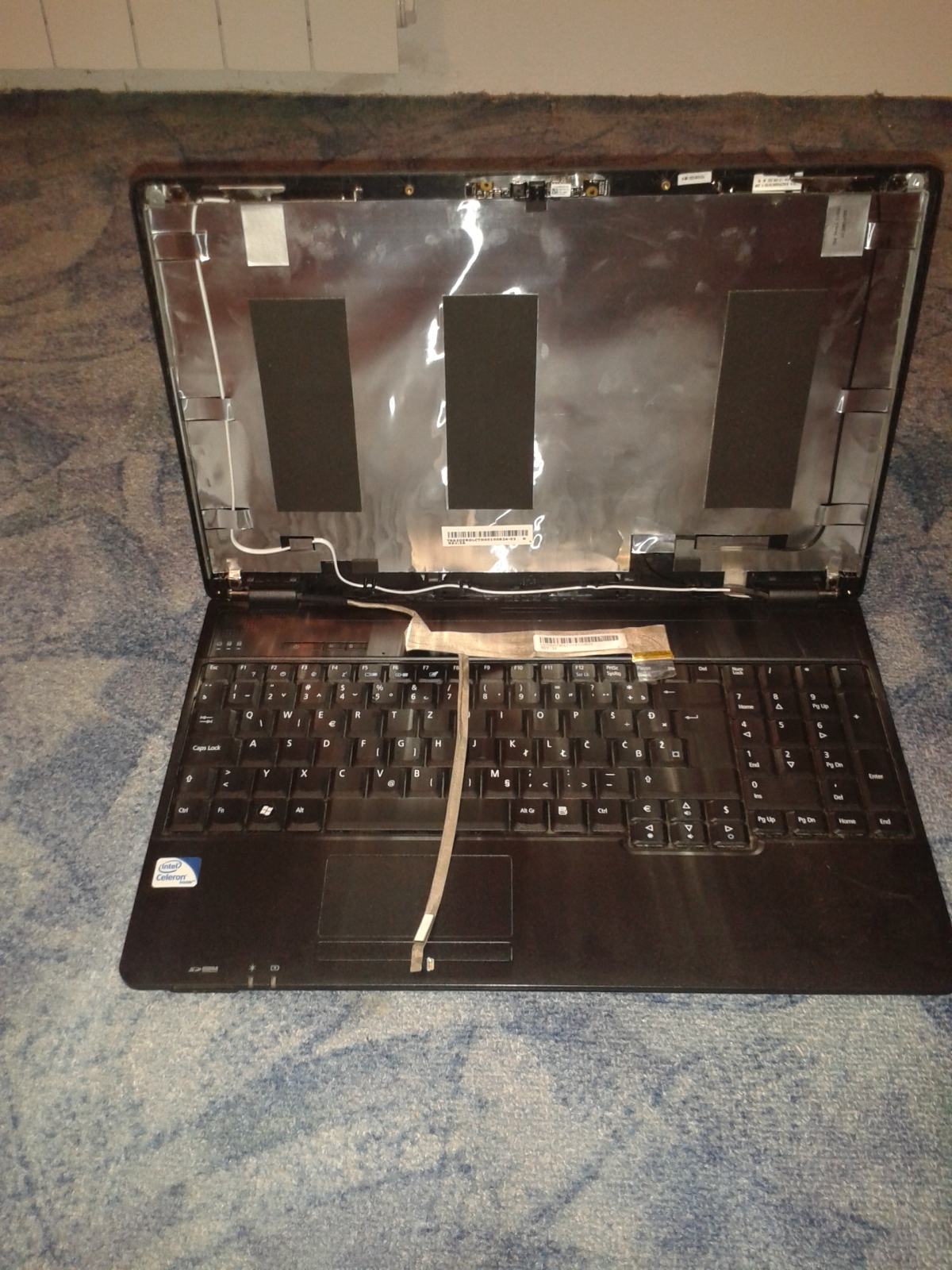 ACER EMACHINES E528 901G25 razbijen ekran