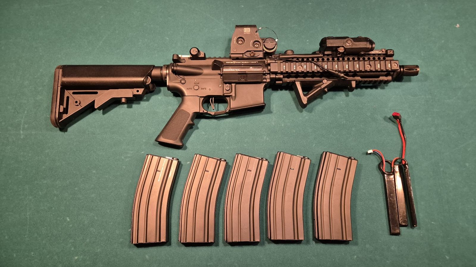 Airsoft replika M4 APS
