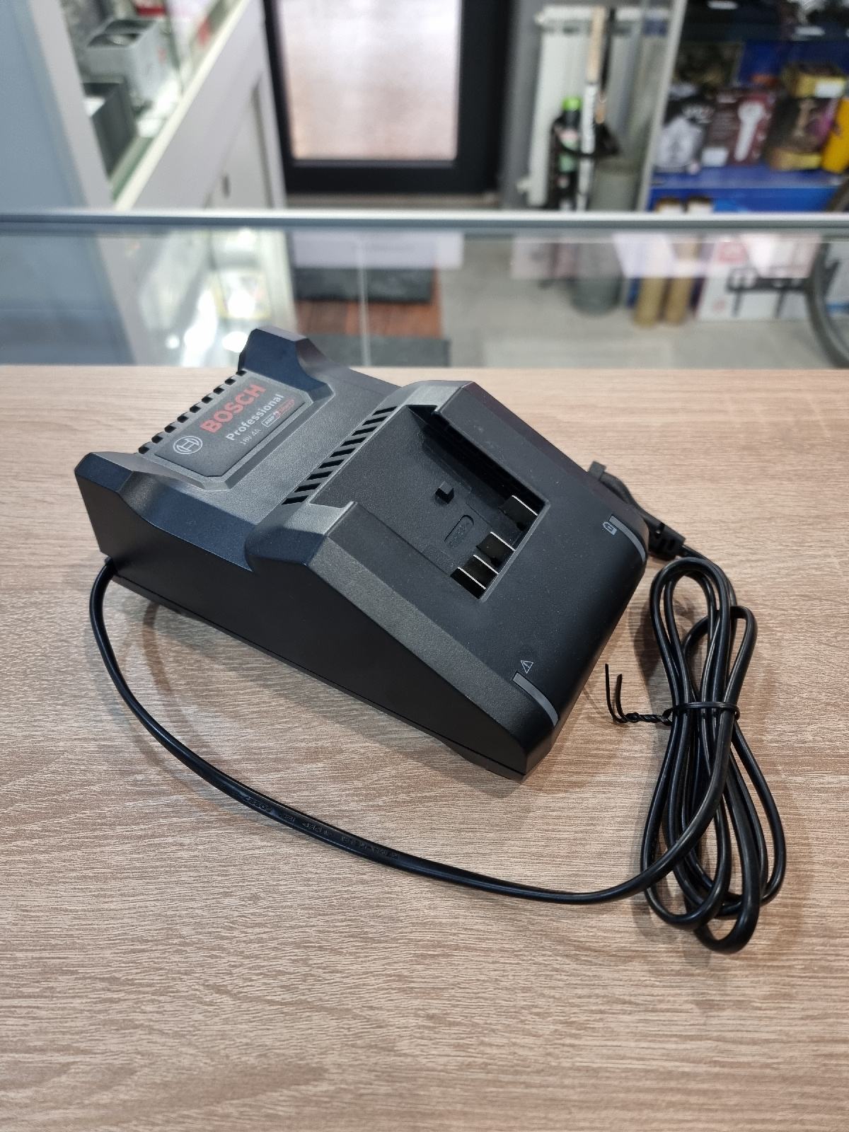 BOSCH PROFESSIONAL 18V 4A PUNJAC ZA AKU BATERIJE *DO 24 RATE* R1!