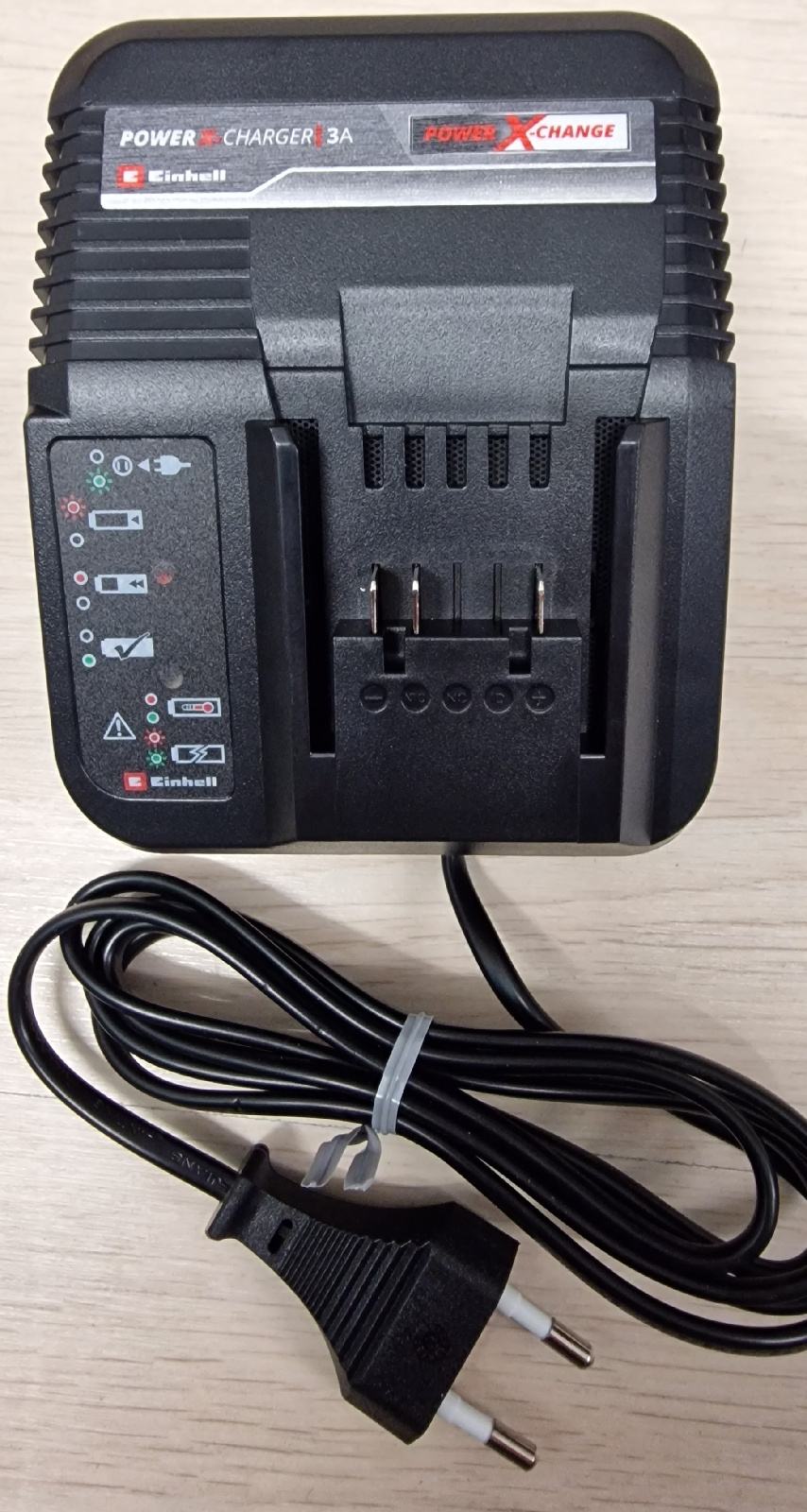 EINHELL punjač 20V, 3A.