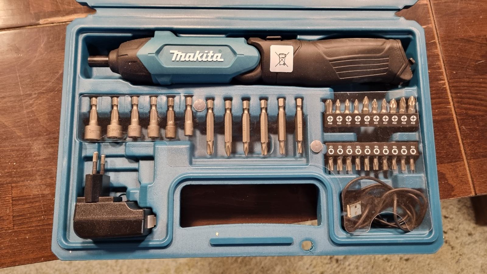 MAKITA aku odvijač DF001DW 3,6V 1,5Ah kovčeg + bitovi
