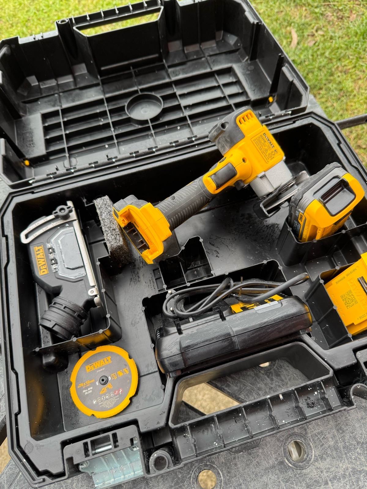 DeWalt aku mini pila DCS438E2T 76mm 2×1,7Ah Powerstack