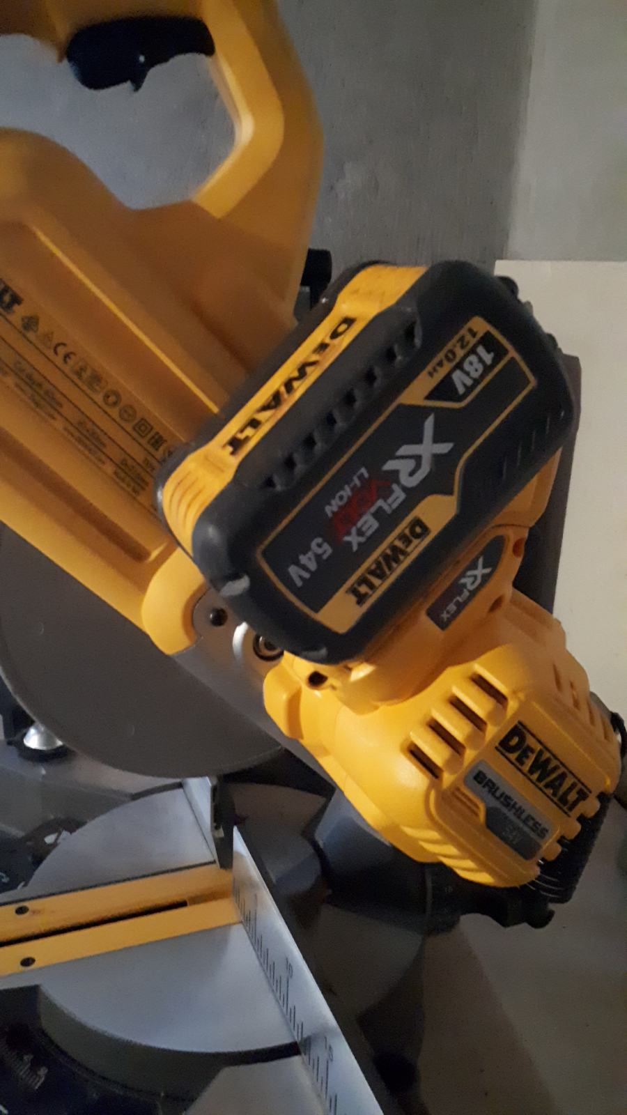 Dewalt dcs777 potezni cirkular i radio bluetoot punjac