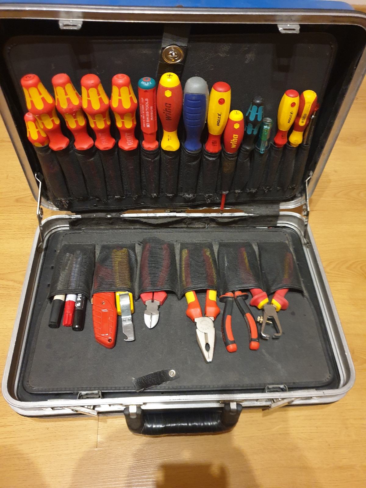 Kofer pun električarskog alata