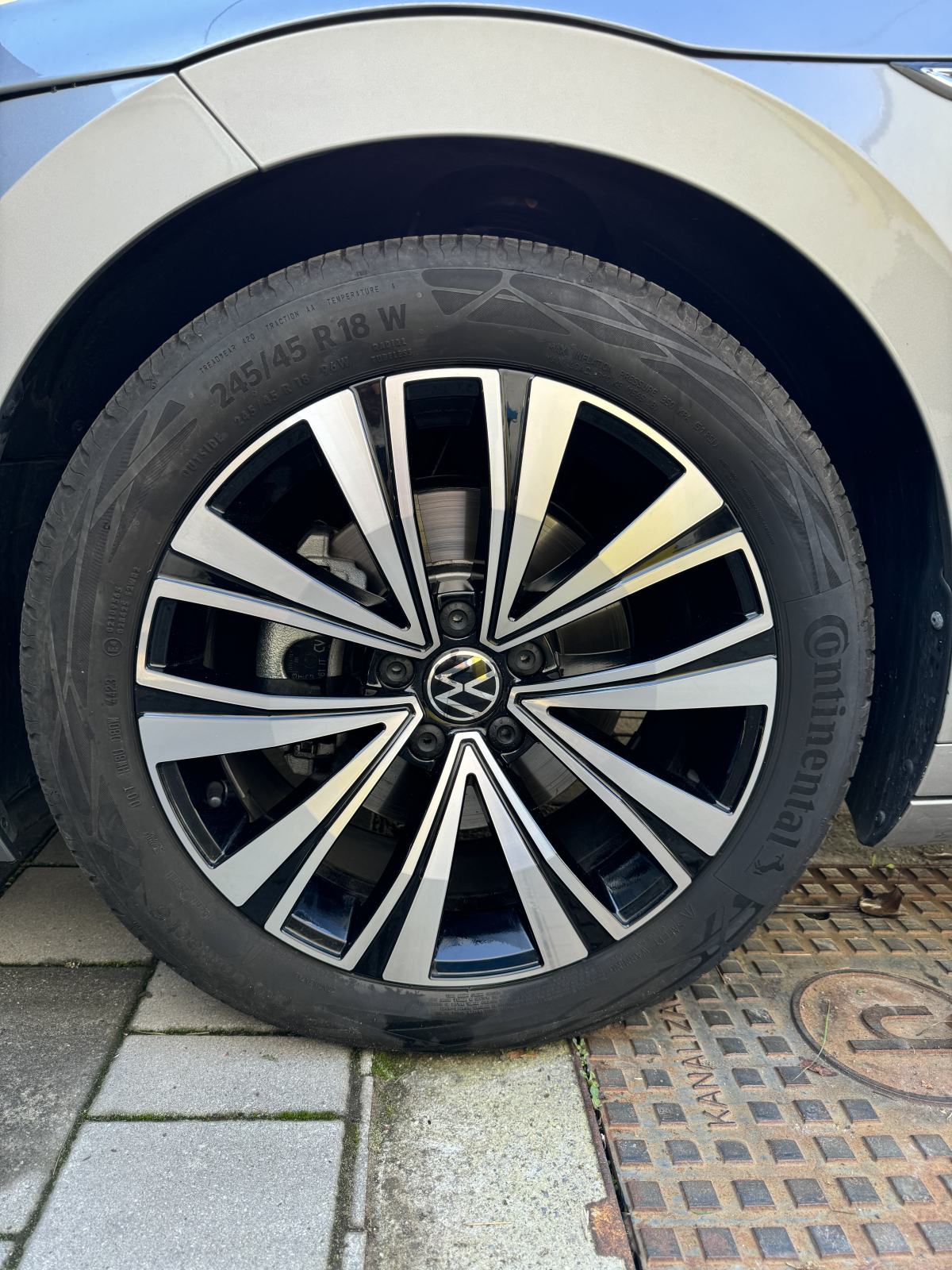 Sniženo! Orig VW Muscat felge 245 45 R18W+Continental EC6 - dot 4223