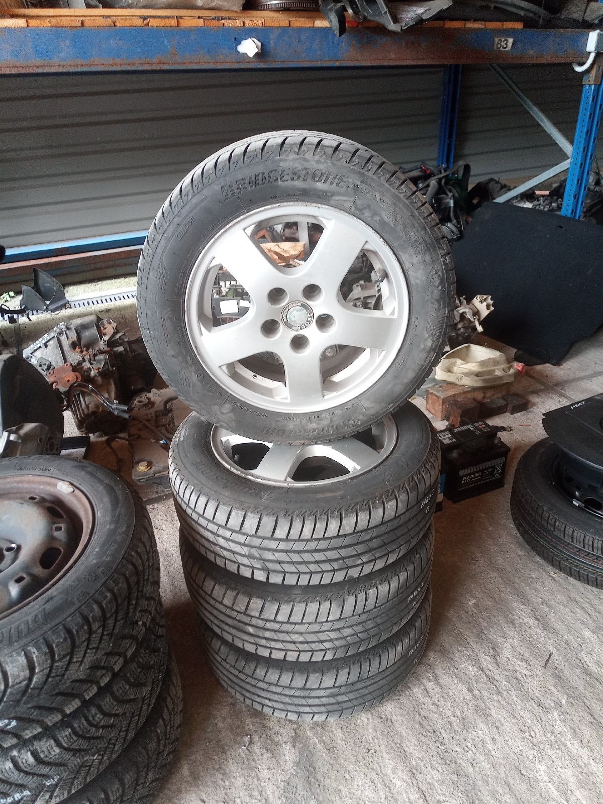 ŠKODA FABIA ALUMINIJSKA FELGA 14 S GUMOM BRIDGESTONE 185/60R14 2022.G
