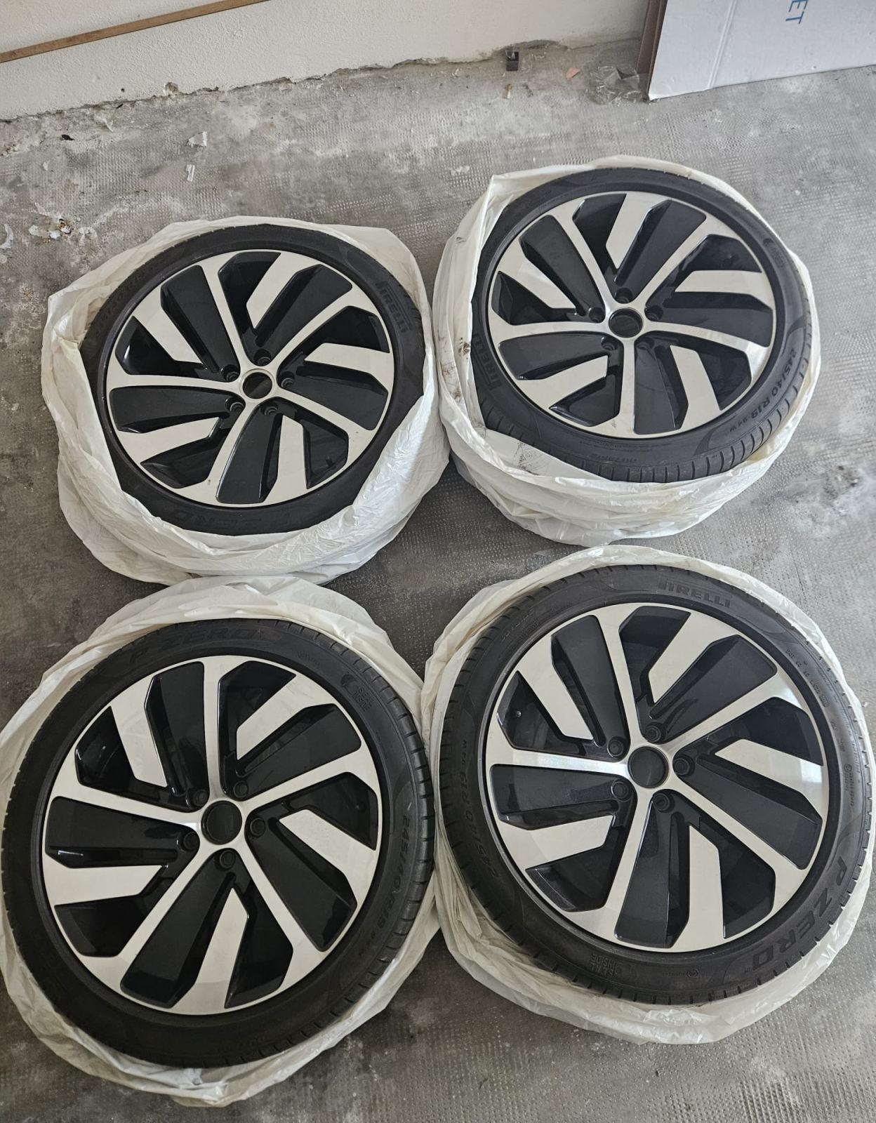 VW Arteon model Montevideo original alu 19 s ljetnim 245/40